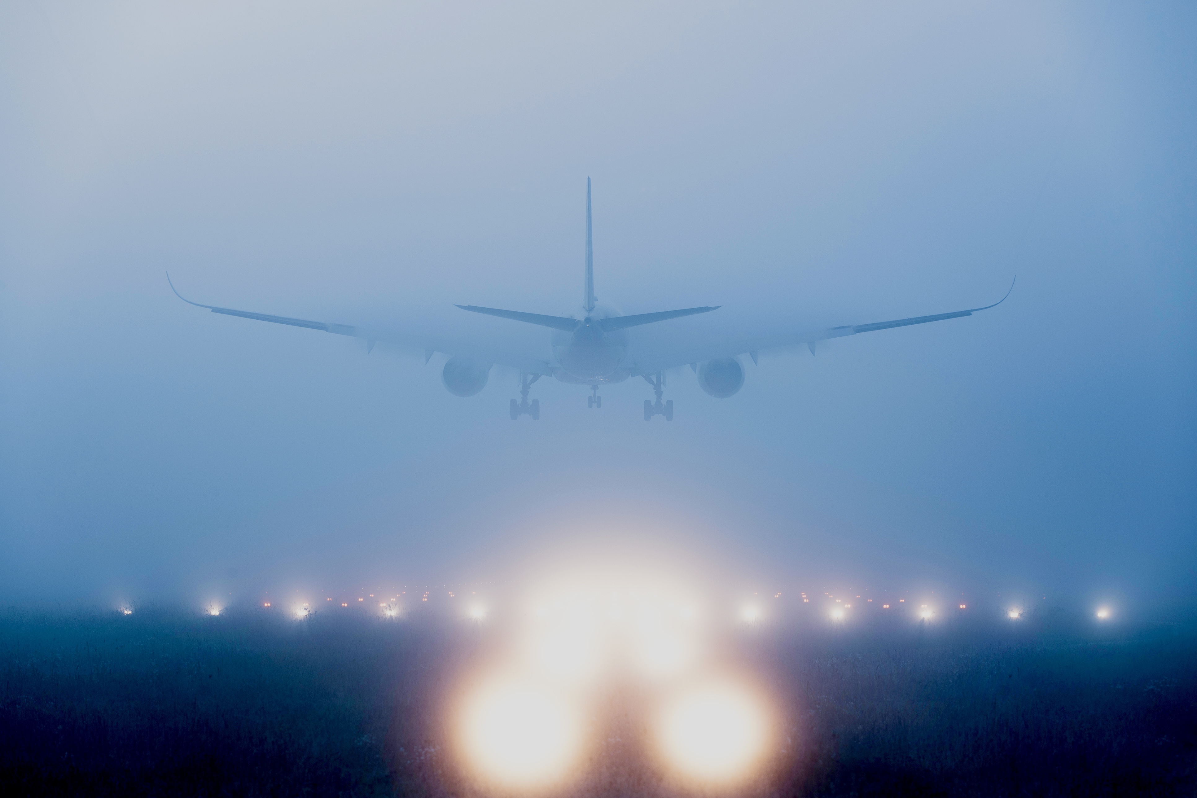 Airplane landing in fog ‣ Pilots Who Ask Why